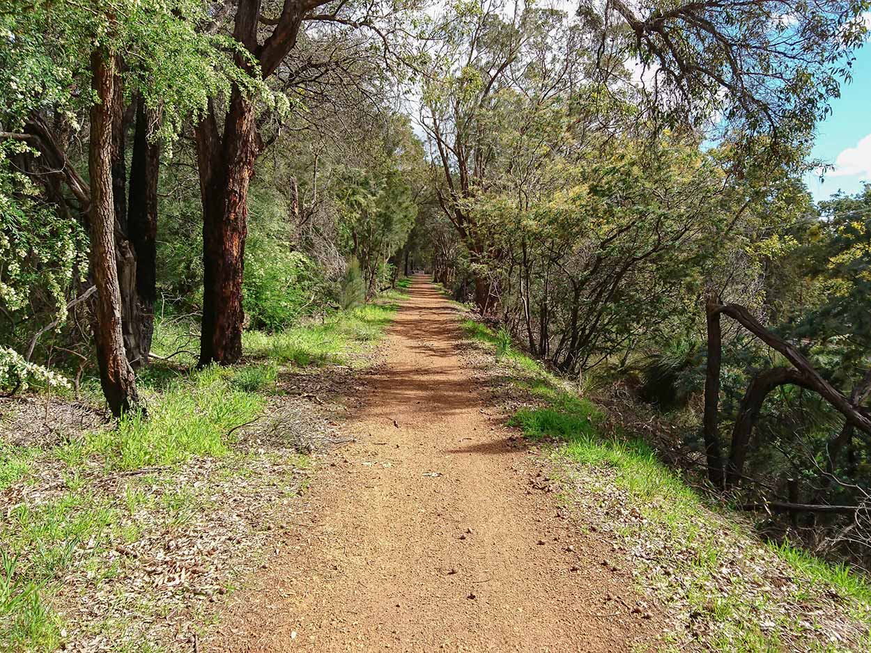 Hiking Chidlow to Mundaring via Lake Leschenaultia and the Railway ...
